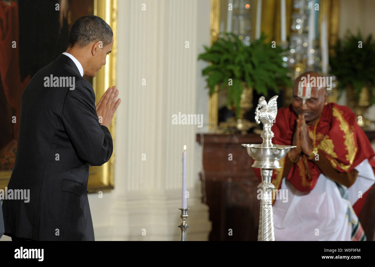 U.S. President Barack Obama bows to Hindu Priest Narayanachar ...