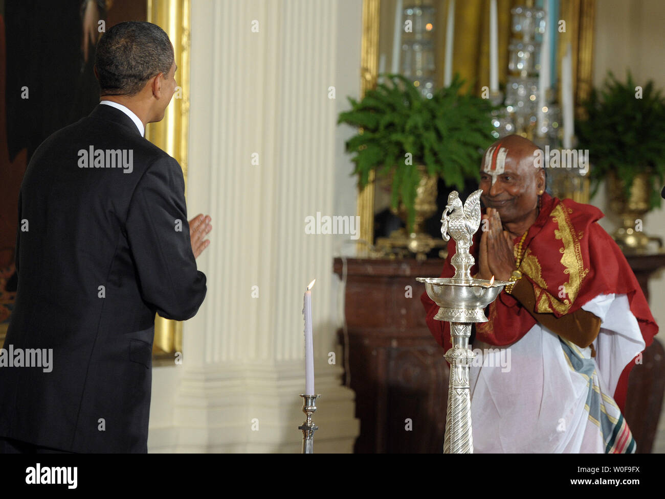 U.S. President Barack Obama bows to Hindu Priest Narayanachar ...