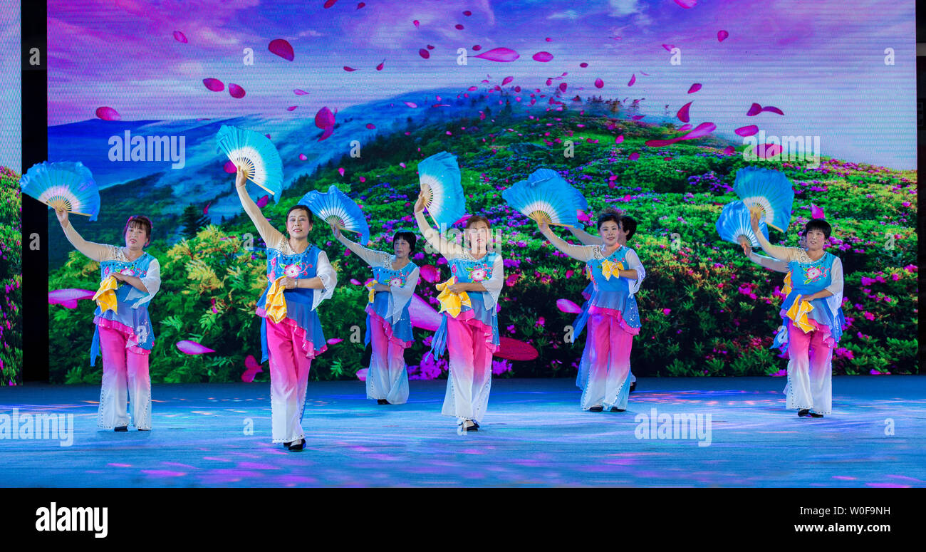 Qipao and dance hi-res stock photography and images - Alamy