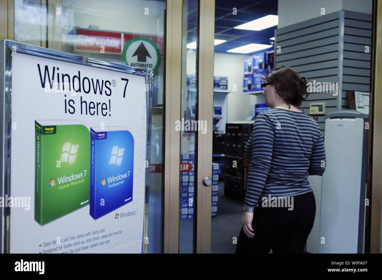 Windows 7 operating system hi-res stock photography and images - Alamy