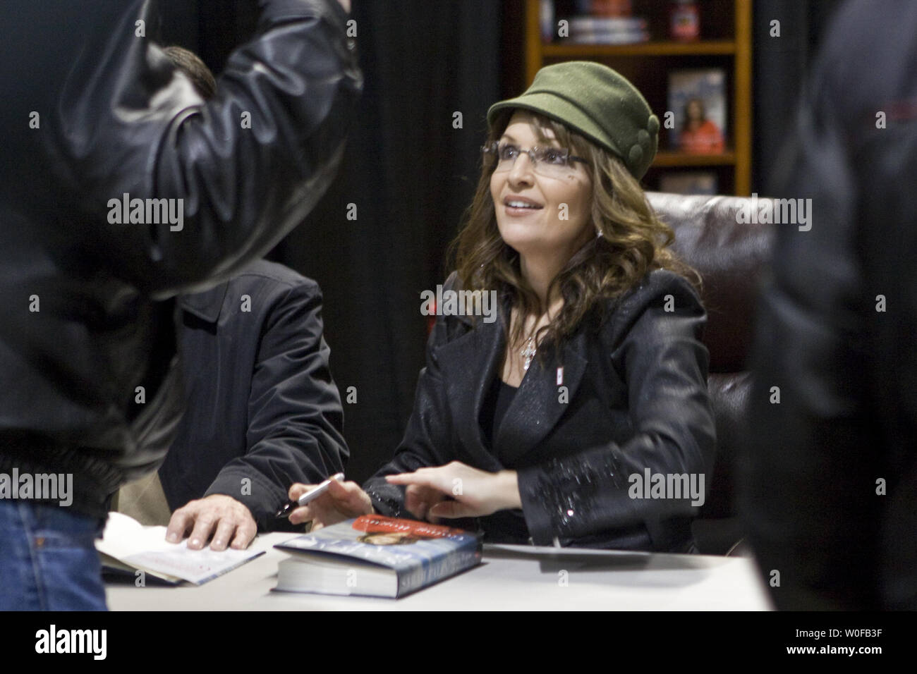 Sarah Palin meets with fans at a book signing tour for "Going Rogue" at ...