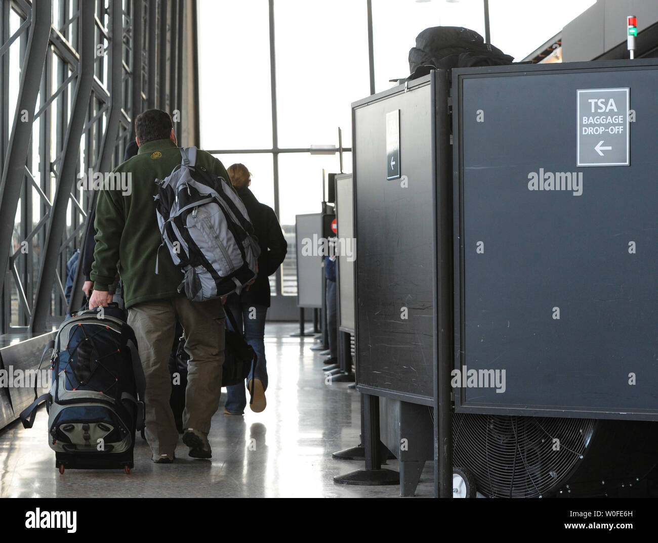 Drop off dulles hi-res stock photography and images - Alamy