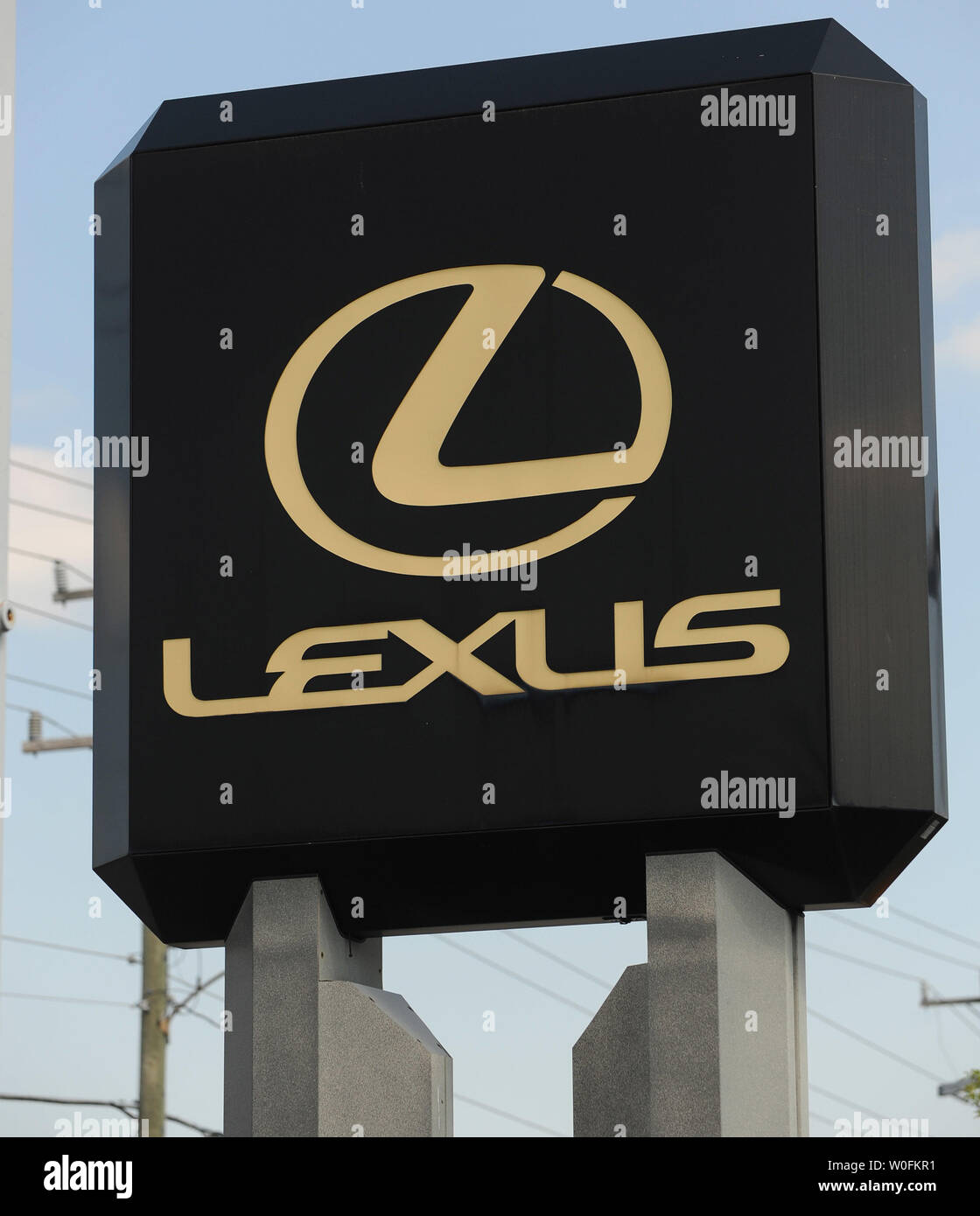 Lexus sign hi-res stock photography and images - Alamy