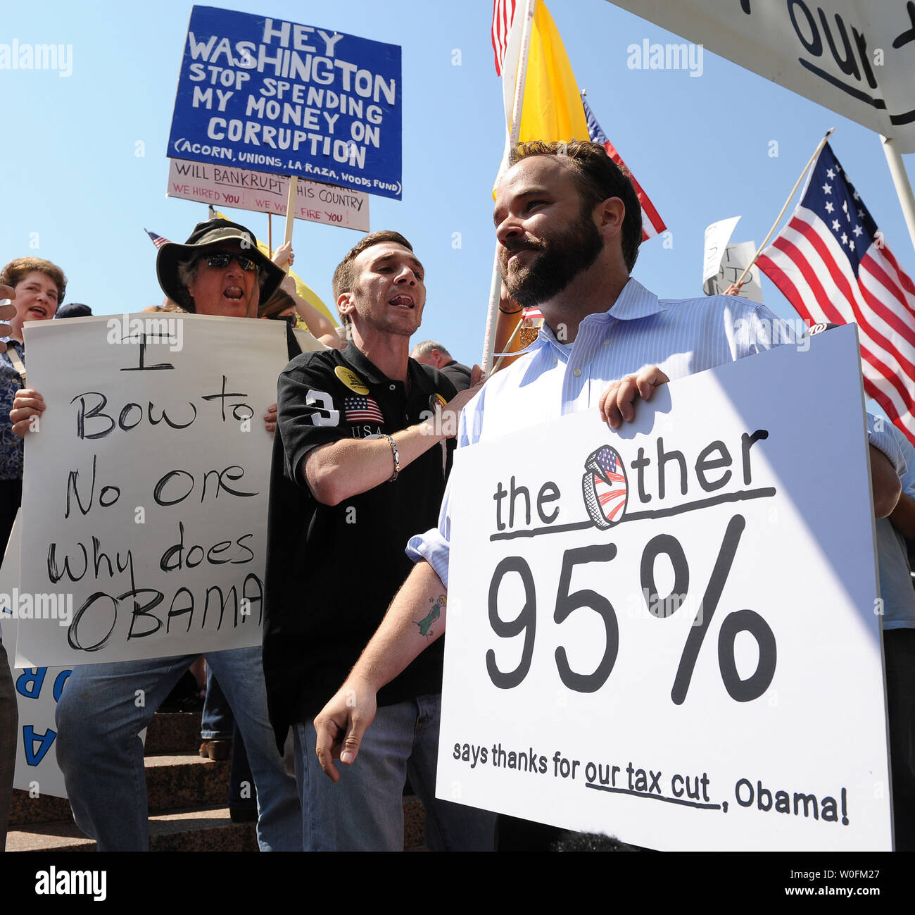 Tea Party demonstrators face off against supporters of U.S. President ...