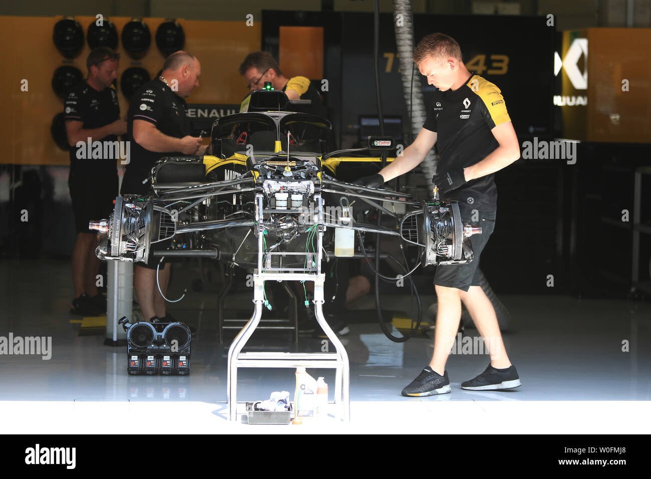 Red bull f1 mechanics hi-res stock photography and images - Alamy