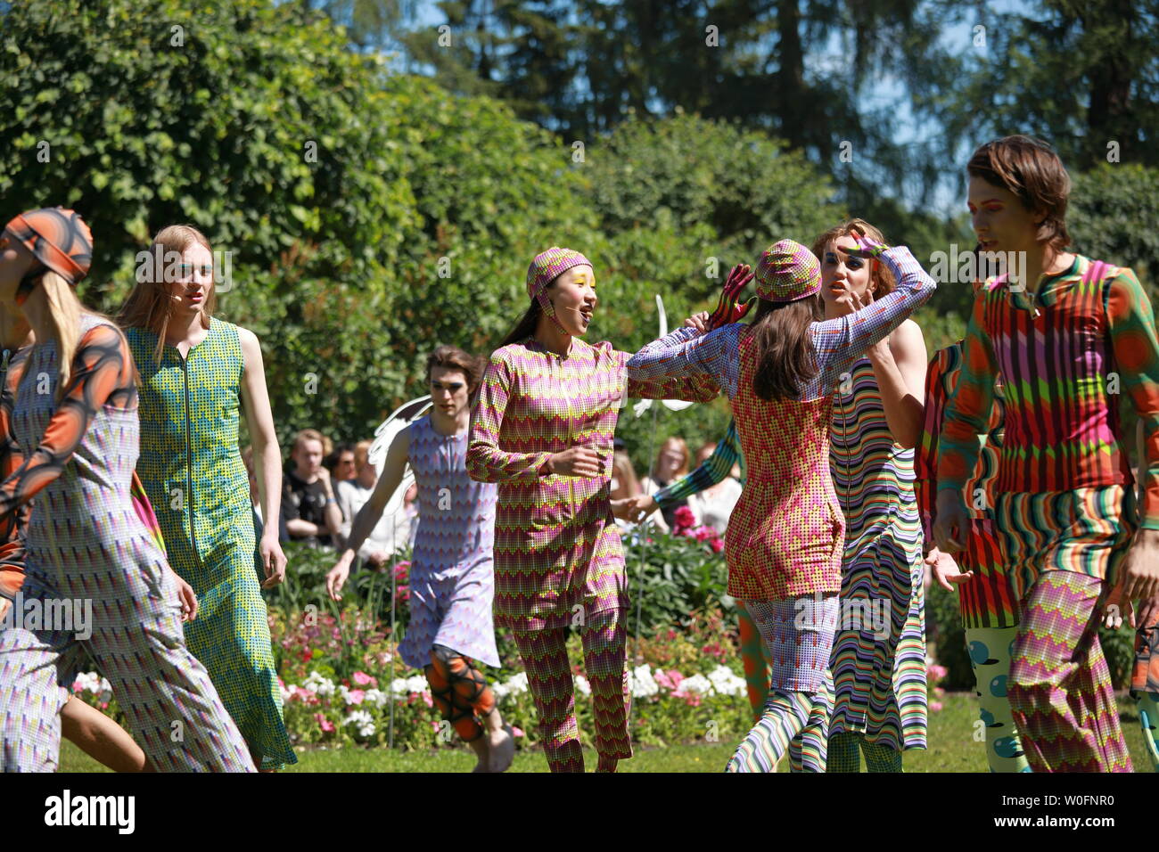 Fashion models presenting dancers from the painting of Henri Matisse ...