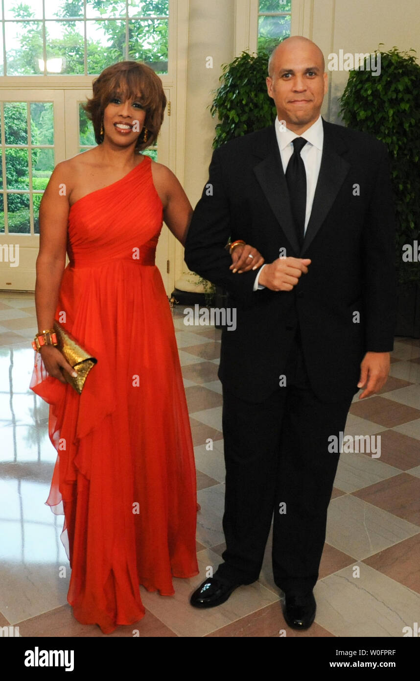 Newark Mayor Cory Booker (R) and Gayle King arrive for the State Dinner ...