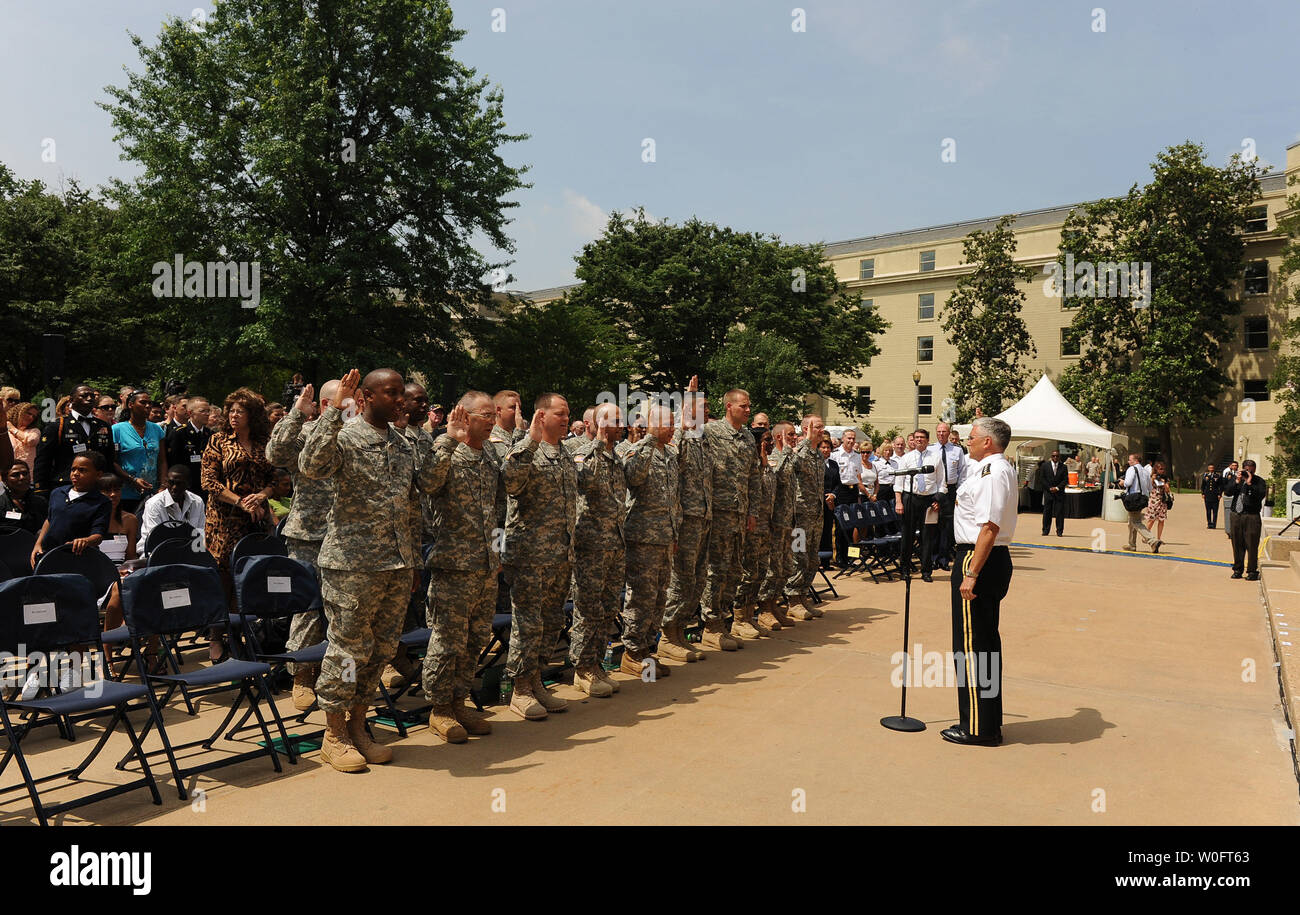 U.S. Army soldiers are sworn in by Gen. George Casey, Chief of Staff of ...