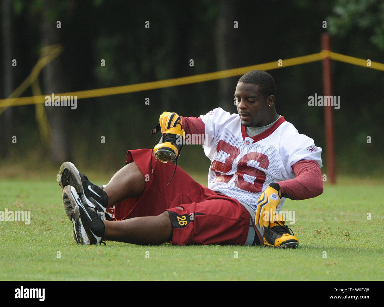 Washington Redskins running back Clinton Portis switches shoes during ...