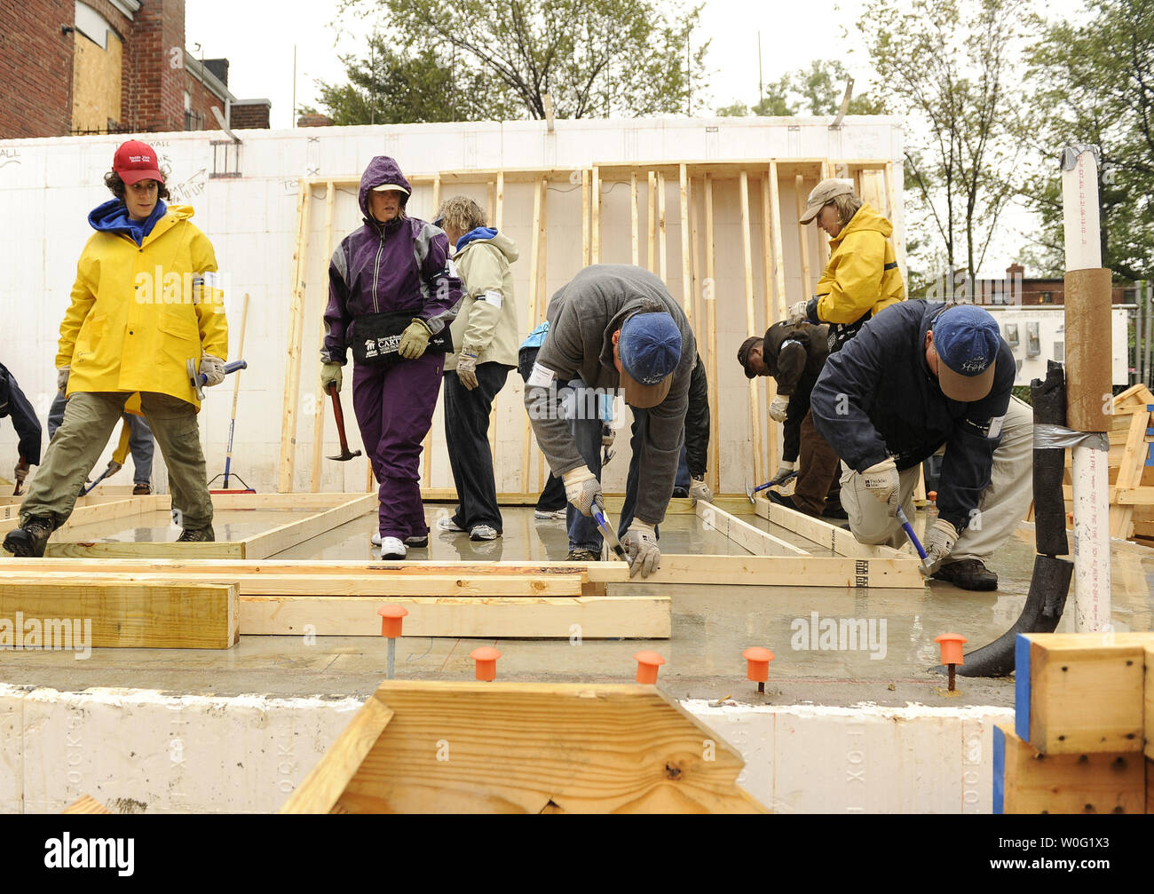 Volunteers building house hi-res stock photography and images - Alamy