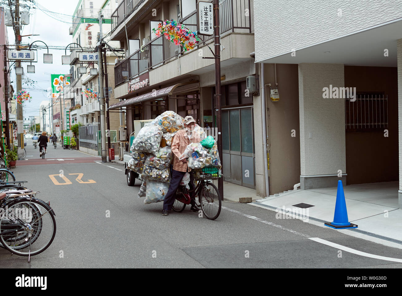Old man recycling cans Stock Photo - Alamy