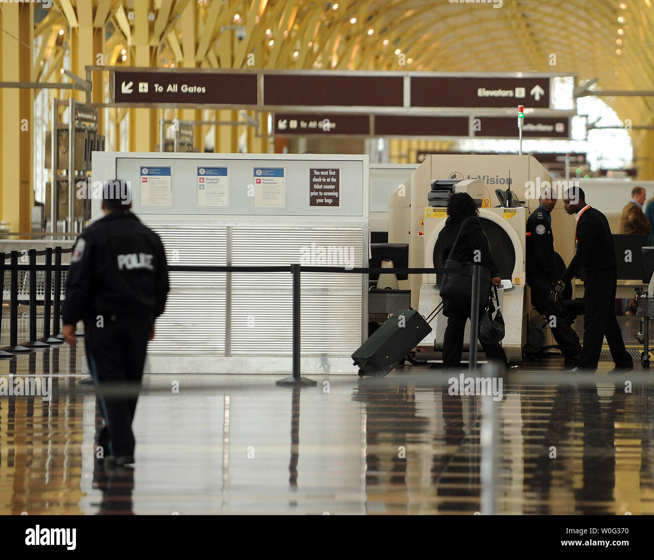 A screening checkpoint hi-res stock photography and images - Alamy