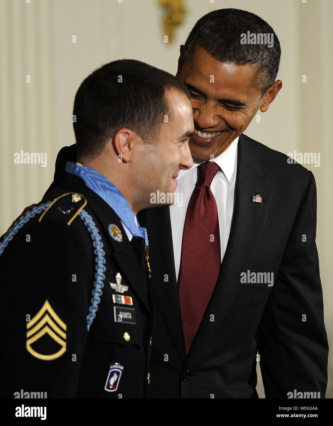 U.S. President Barack Obama stands with Staff Sergeant Salvatore Giunta ...