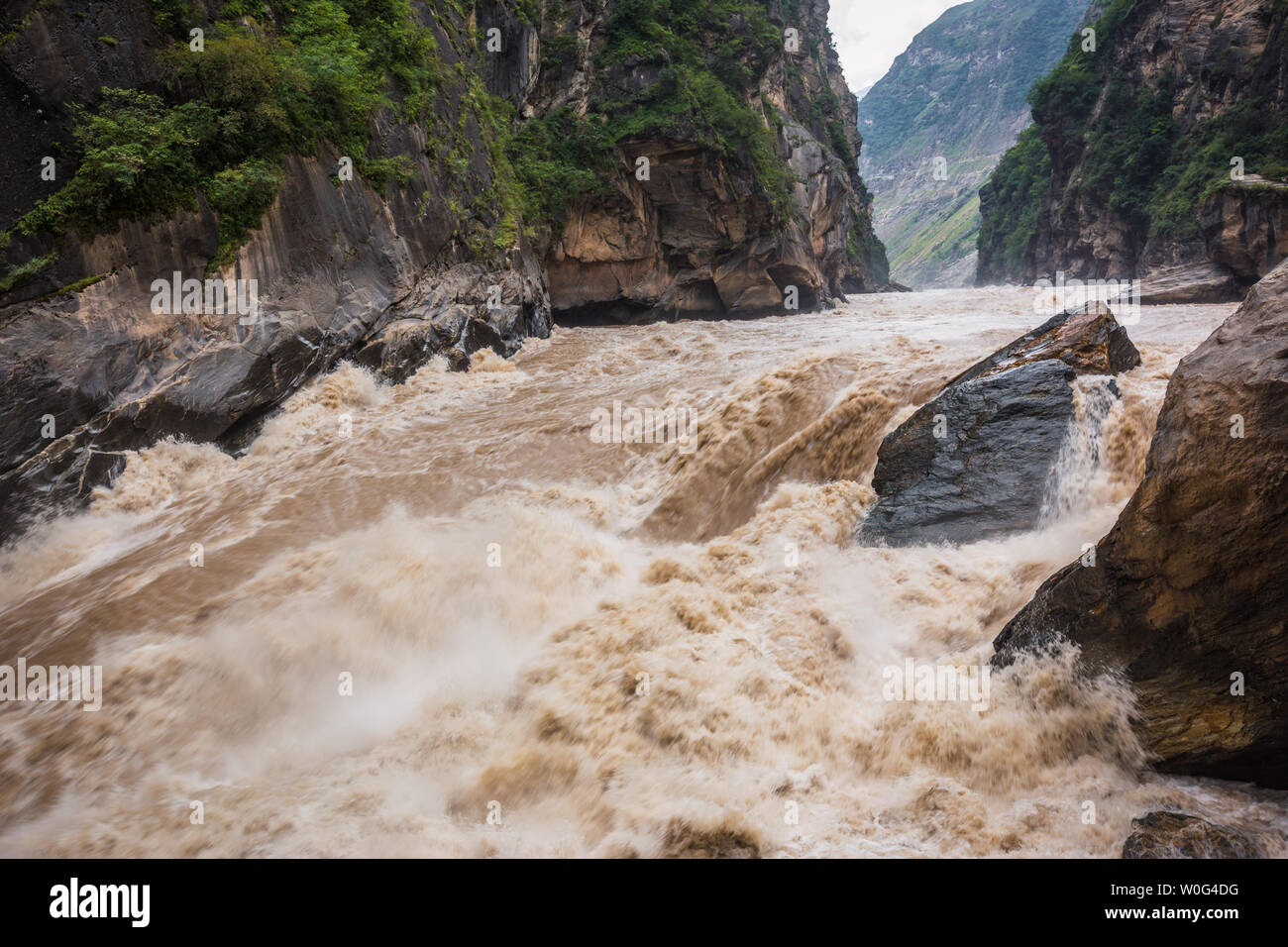 Hiking scenery of tiger jump gorge in Yunnan Stock Photo - Alamy