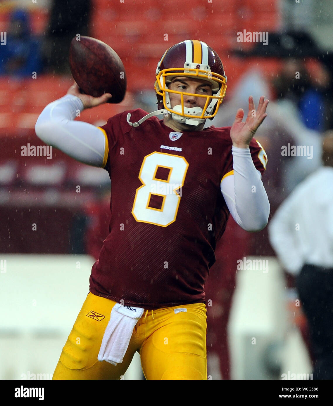 Washington Redskins quarterback Rex Grossman warms up for the game ...