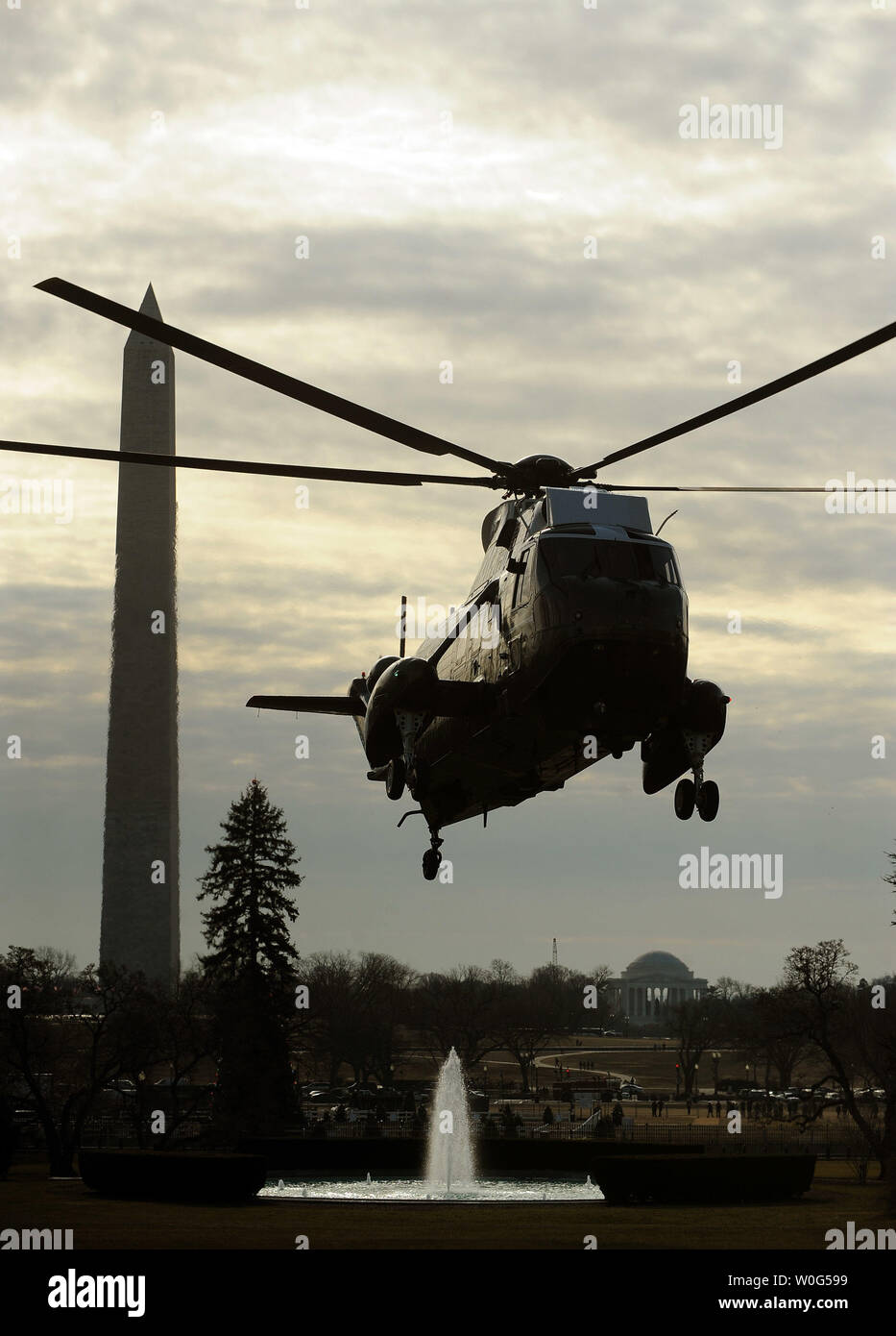 The First Family arrives aboard Marine One to the White House past the ...