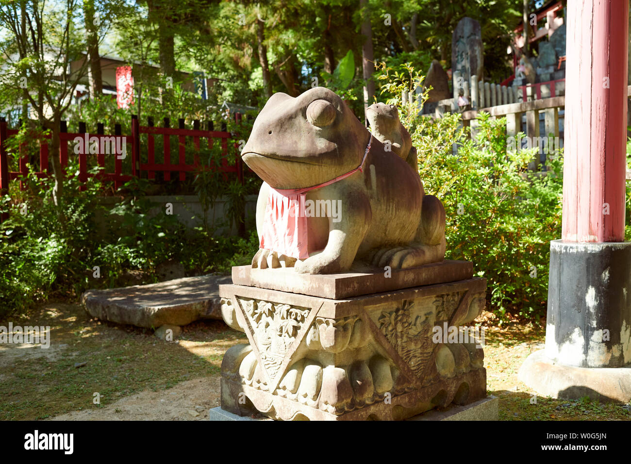 Statue toad hi-res stock photography and images - Alamy
