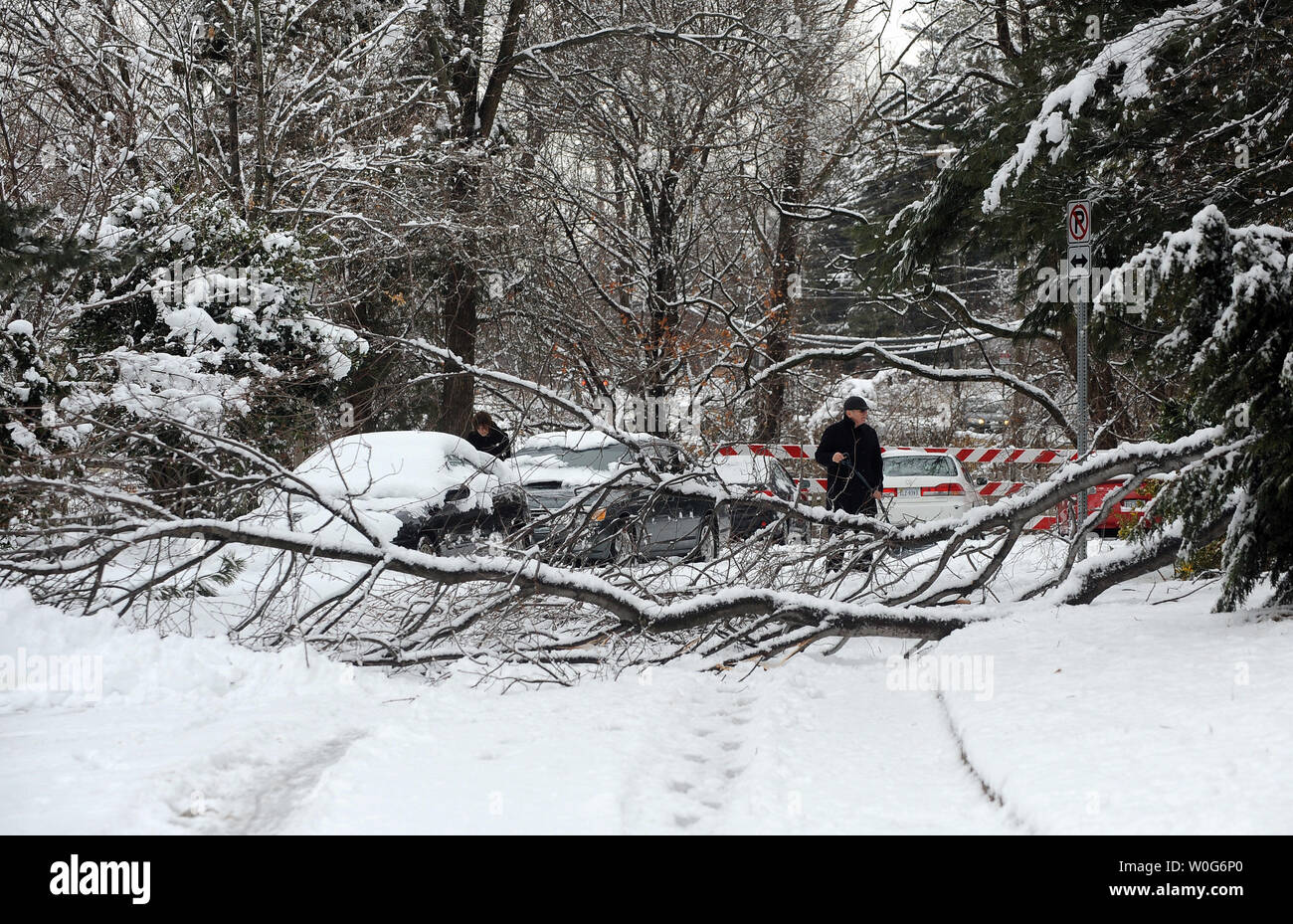 Heavy snow blocking road hi-res stock photography and images - Alamy