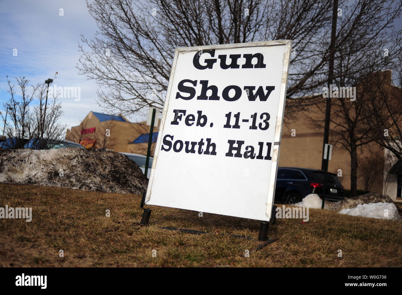 Sign advertising a gun show hi-res stock photography and images - Alamy