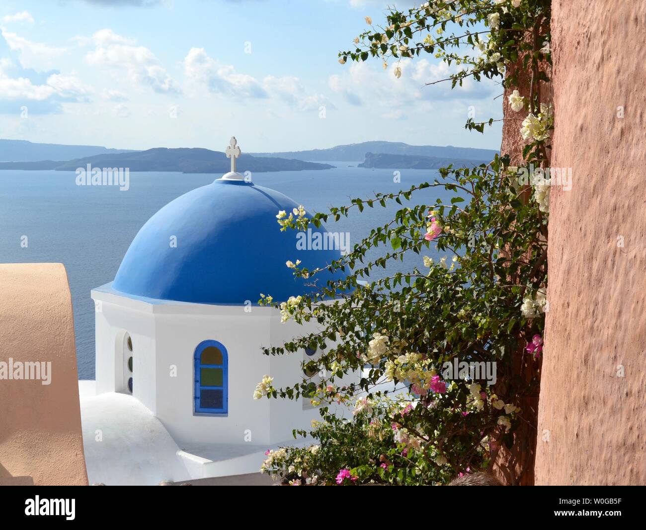 The iconic blue domes of Oia Santorini Stock Photo - Alamy