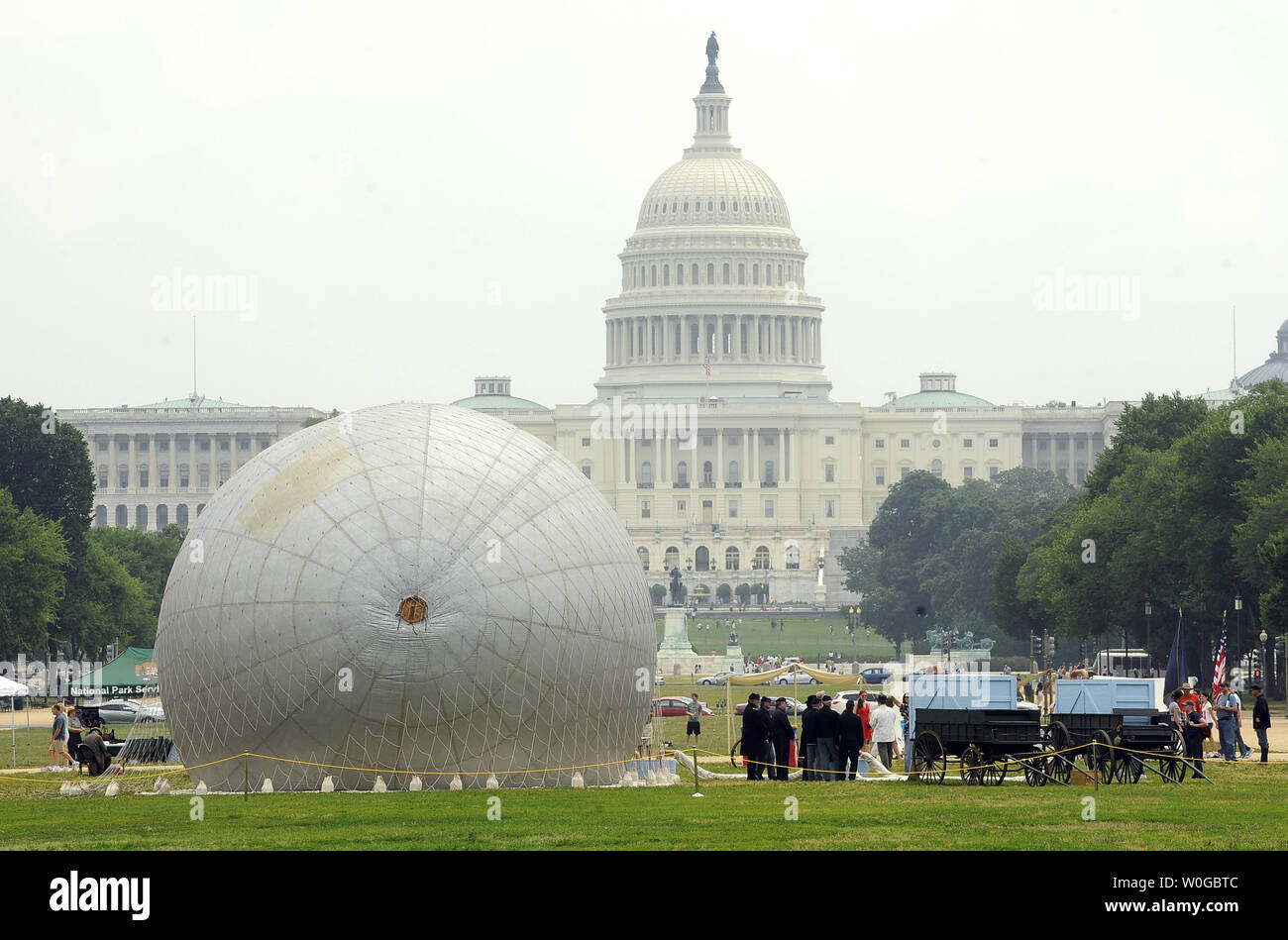 Balloon operation hi-res stock photography and images - Alamy