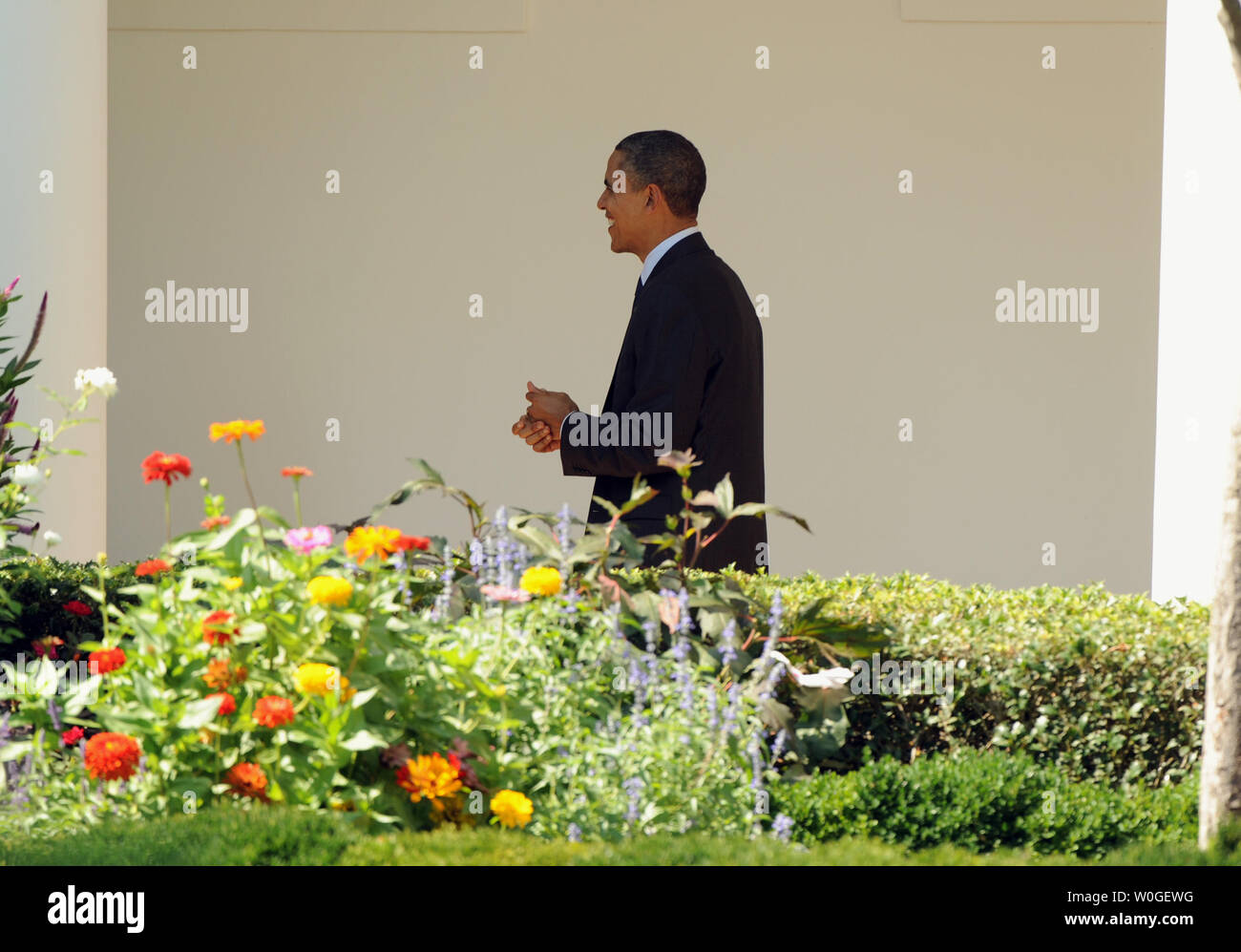 U.S. President Barack Obama returns to the West Wing after welcoming ...