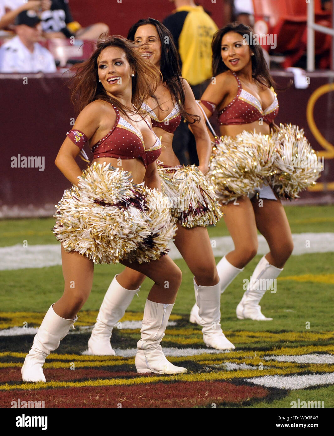 Washington redskins cheerleaders hi-res stock photography and images ...