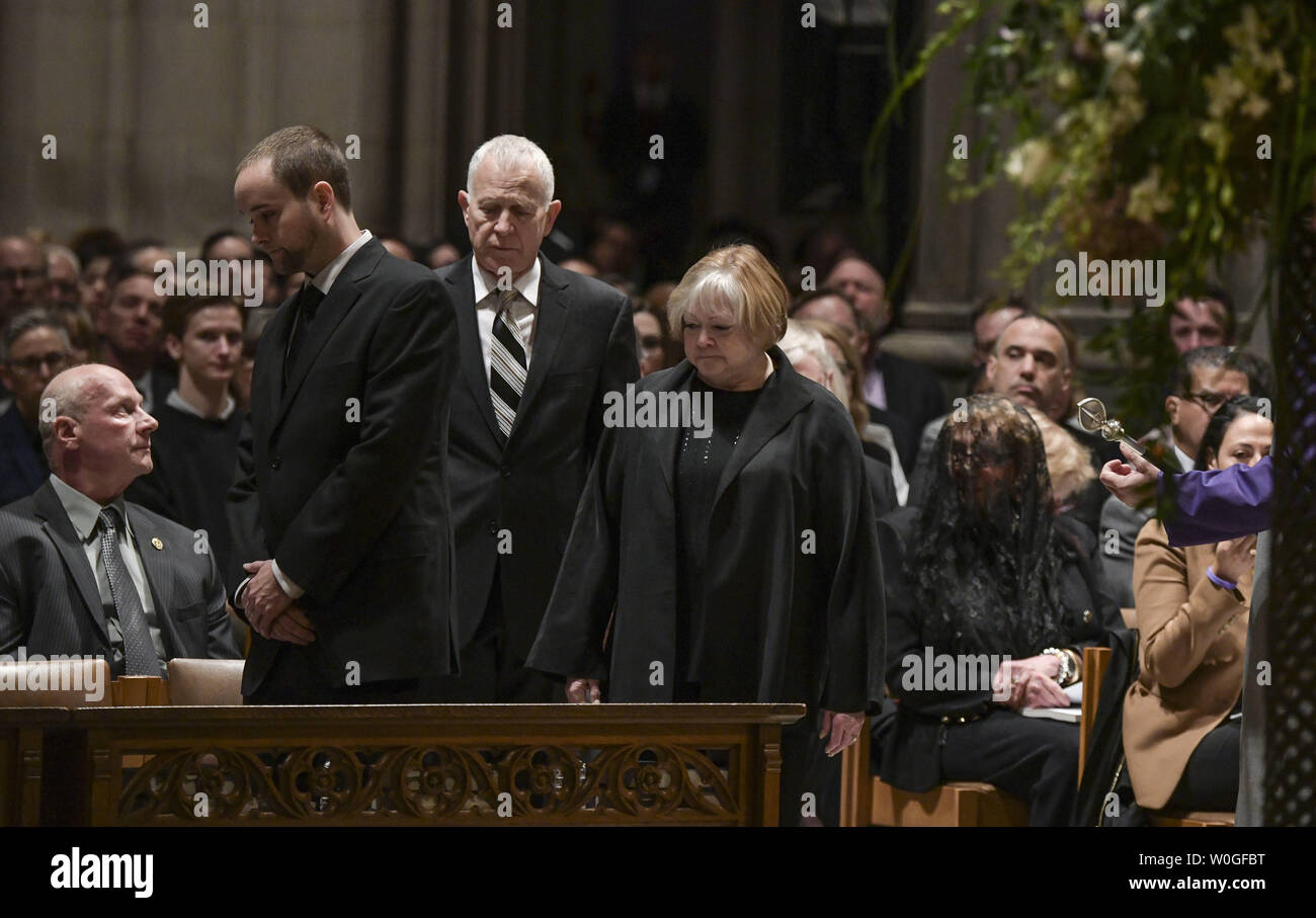 Matthew Shepards parents and brother, Judy, Dennis, and Logan Shepard ...
