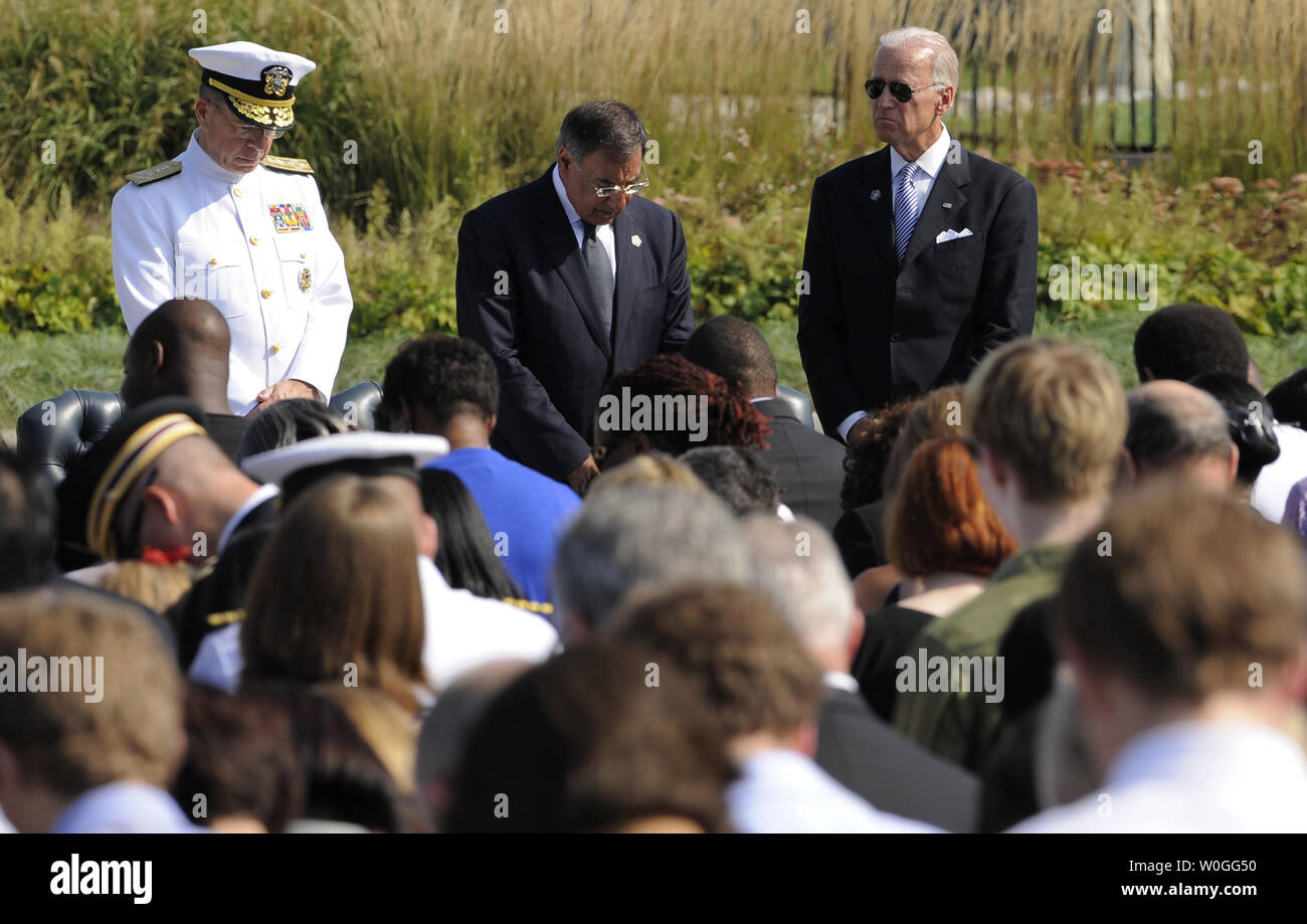 (L-R) Chairman of the Joint Chiefs of Staff Adm. Mike Mullen, Secretary ...