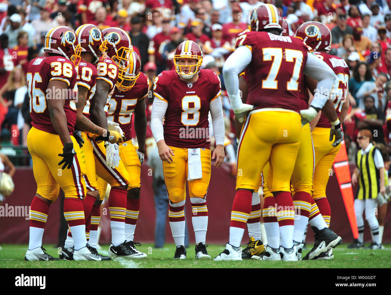 Quarterback huddle hi-res stock photography and images - Alamy
