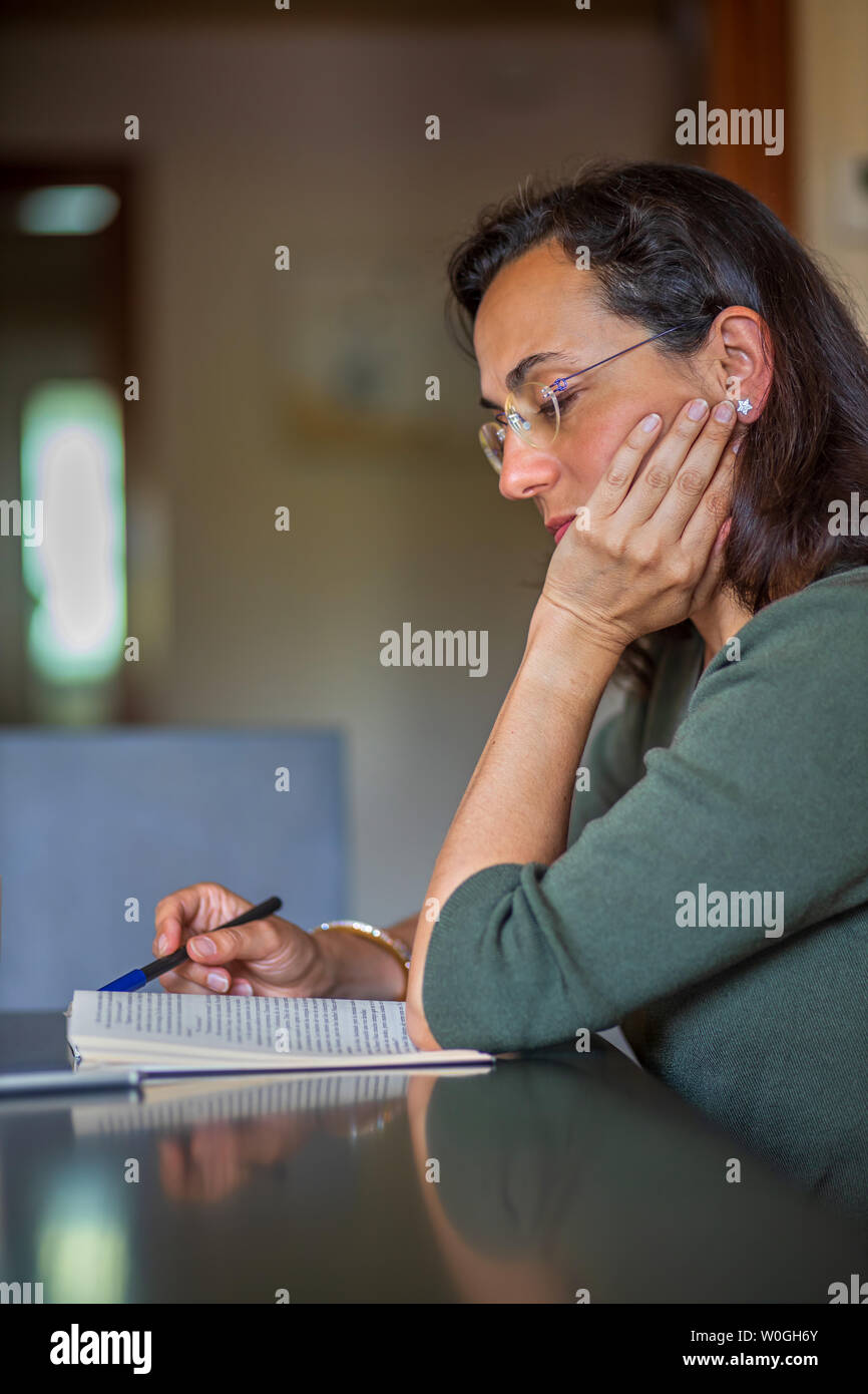 Spanish office woman hi-res stock photography and images - Alamy