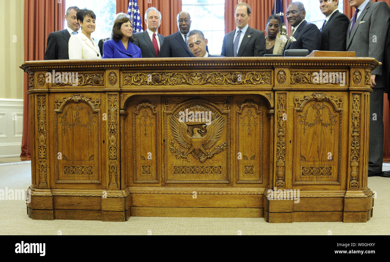 U.S. President Barack Obama signs the Colombia Free Trade Agreement in ...