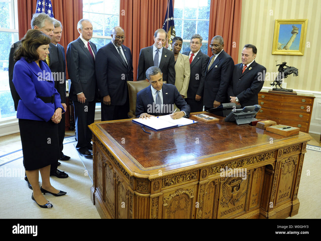 U.S. President Barack Obama signs the Panama Free Trade Agreement in ...