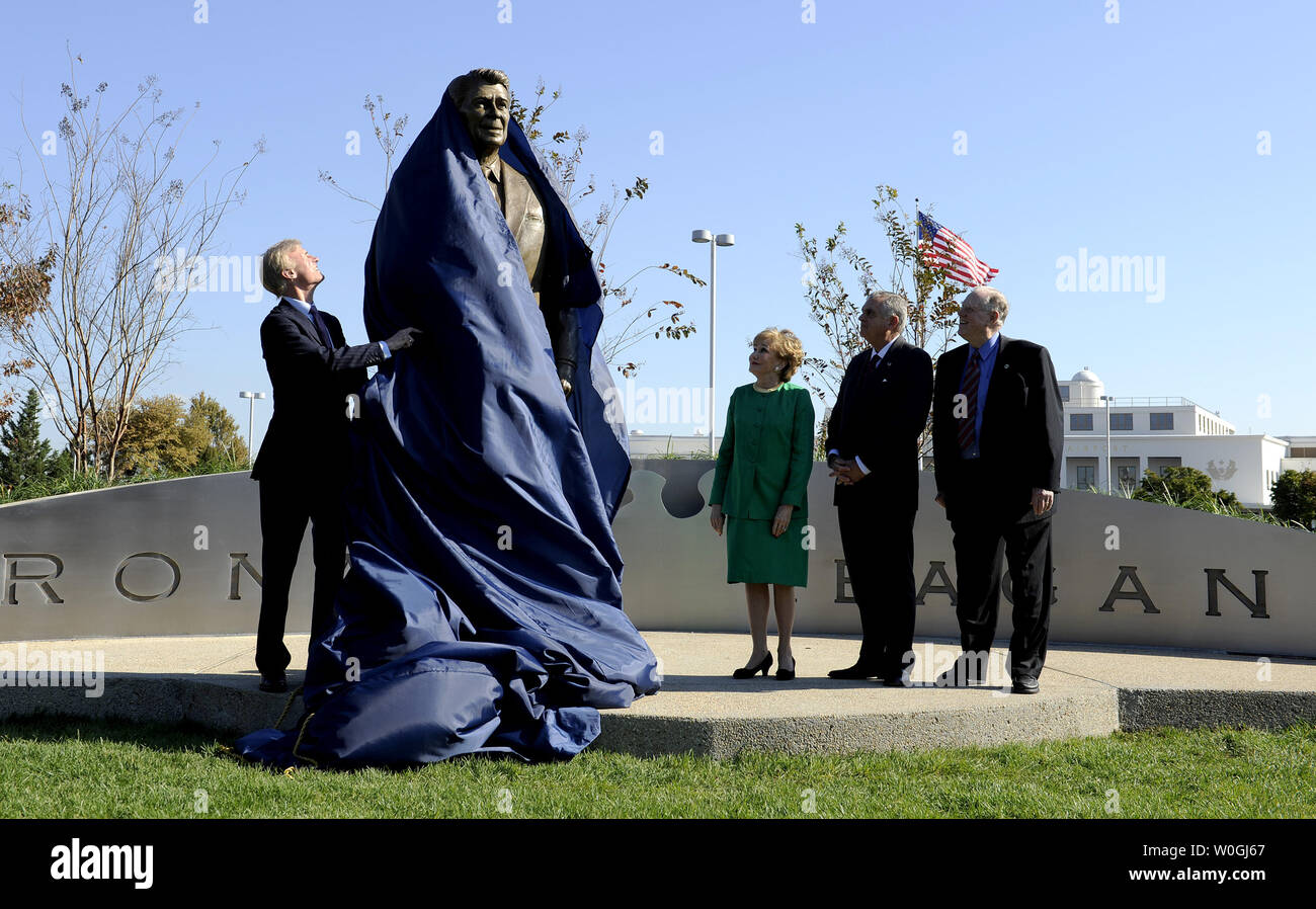 Ronald reagan airport statue hi-res stock photography and images - Alamy