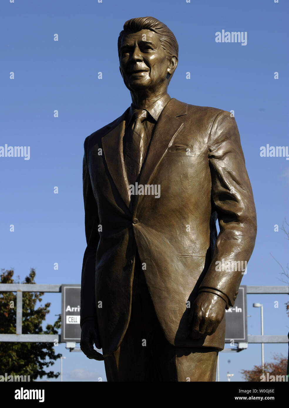 Ronald reagan statue airport hi-res stock photography and images - Alamy