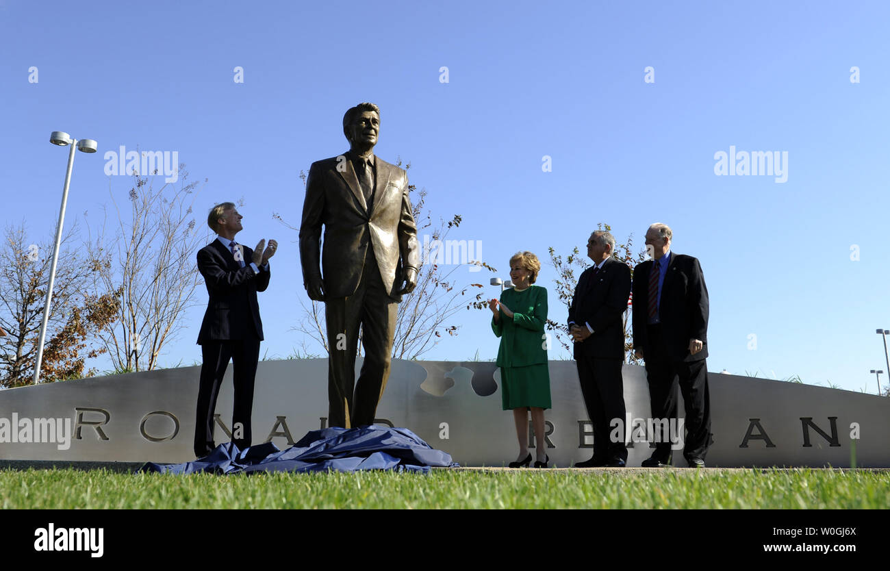 Ronald reagan airport statue hi-res stock photography and images - Alamy