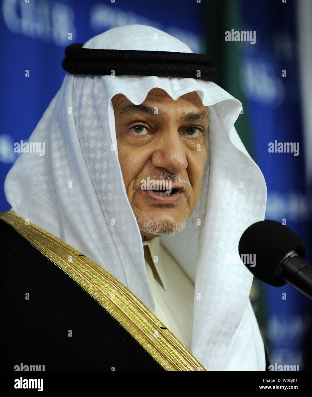 Saudi arabian women vote hi-res stock photography and images - Alamy