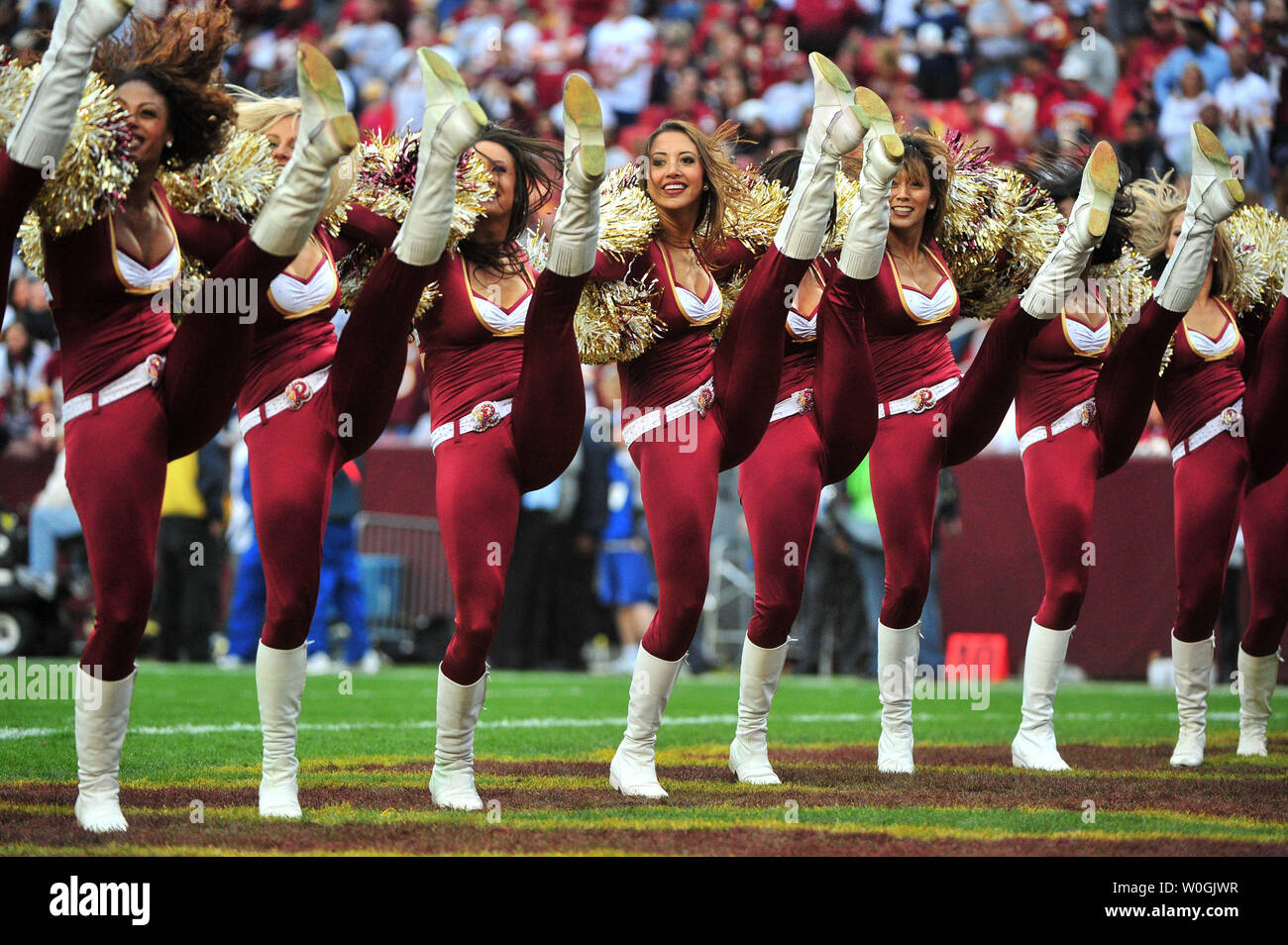 Washington redskins cheerleaders hi-res stock photography and images ...