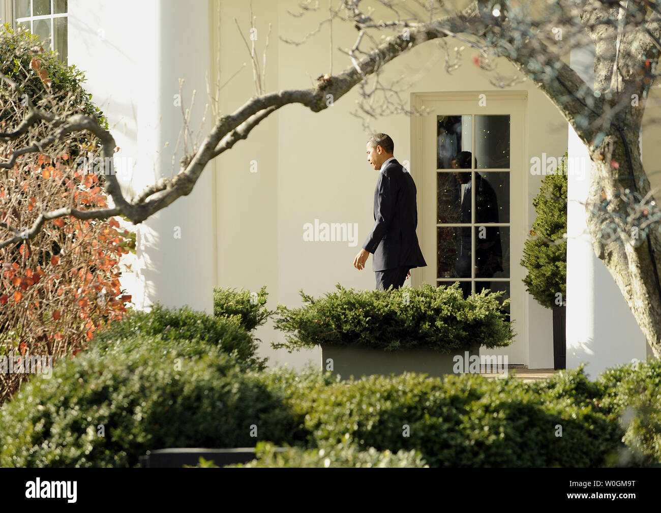 U.S. President Barack Obama departs from the South Lawn of the White ...