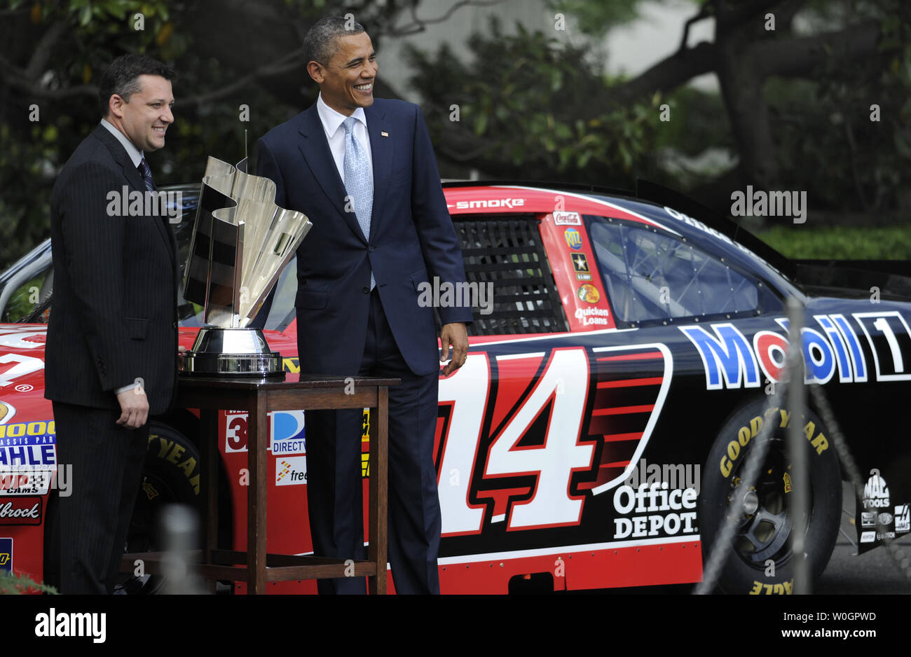 Feats and poses hi-res stock photography and images - Alamy