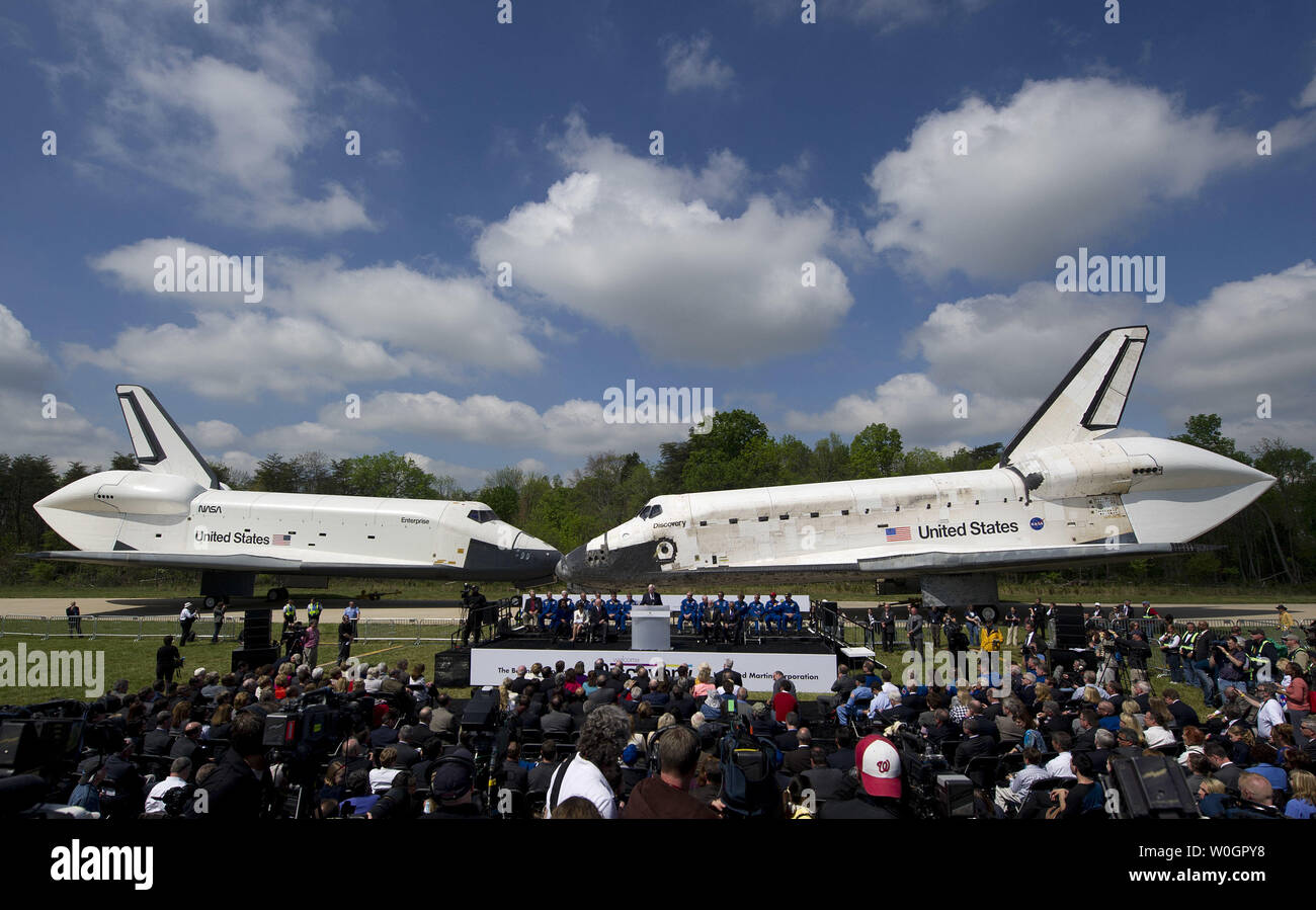 Space shuttle discovery nose hi-res stock photography and images - Alamy