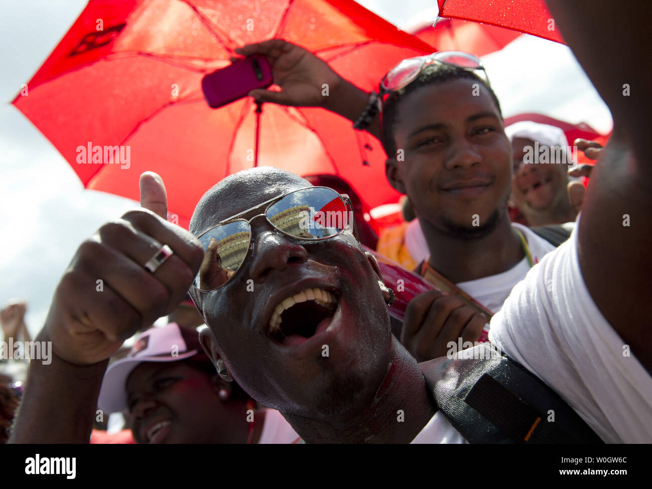 Crowd aids hi-res stock photography and images - Alamy