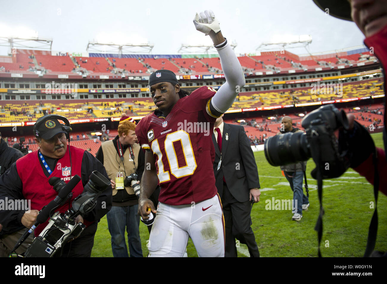 Washington Redskins quarterback Robert Griffin III leaves the field ...