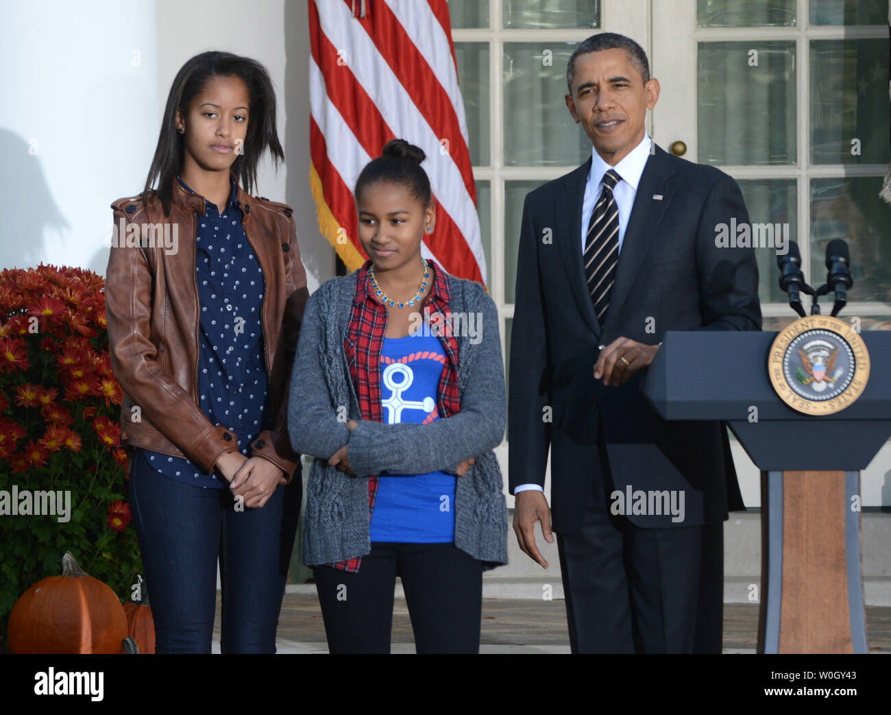 Barack obama and his daughters hi-res stock photography and images - Alamy