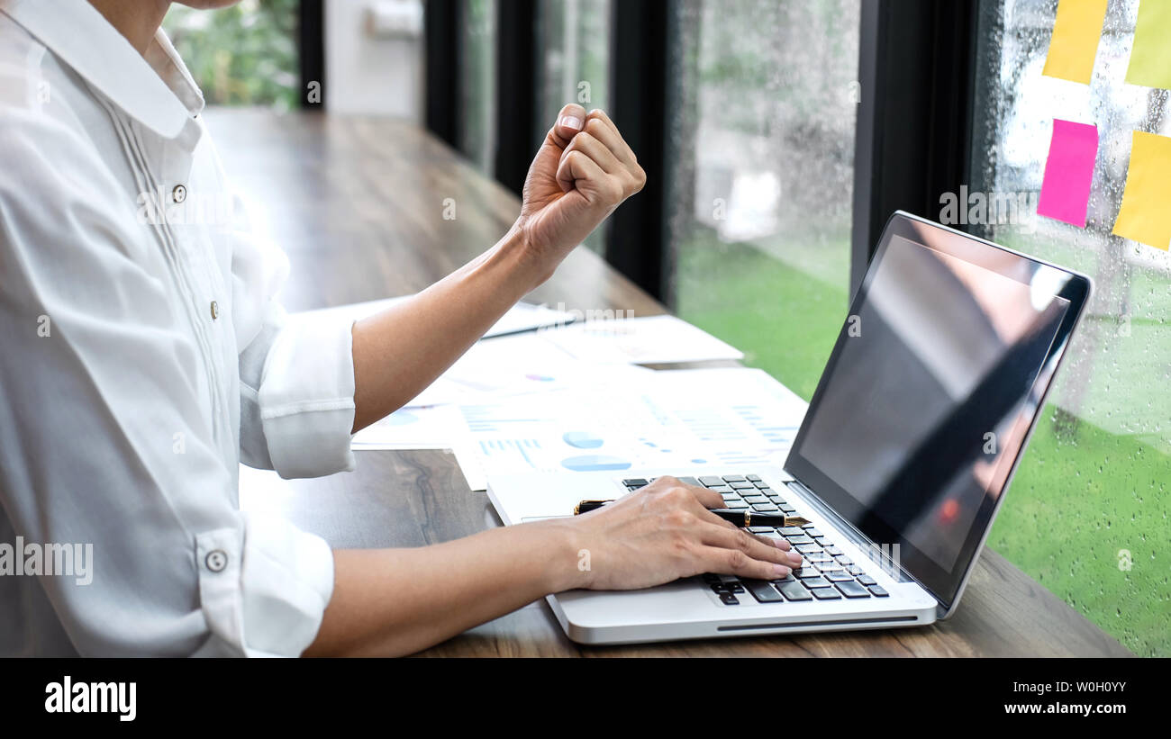 Sticky note paper reminder schedule board, Business woman accountant ...