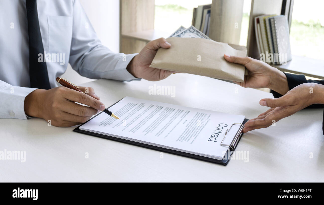 Cash in brown envelope hi-res stock photography and images - Alamy