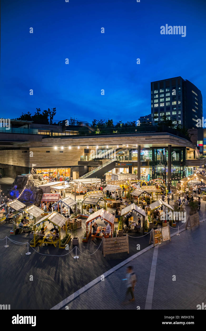 Outdoor restaurants at the terrace of the shopping mall. Blue Hour ...