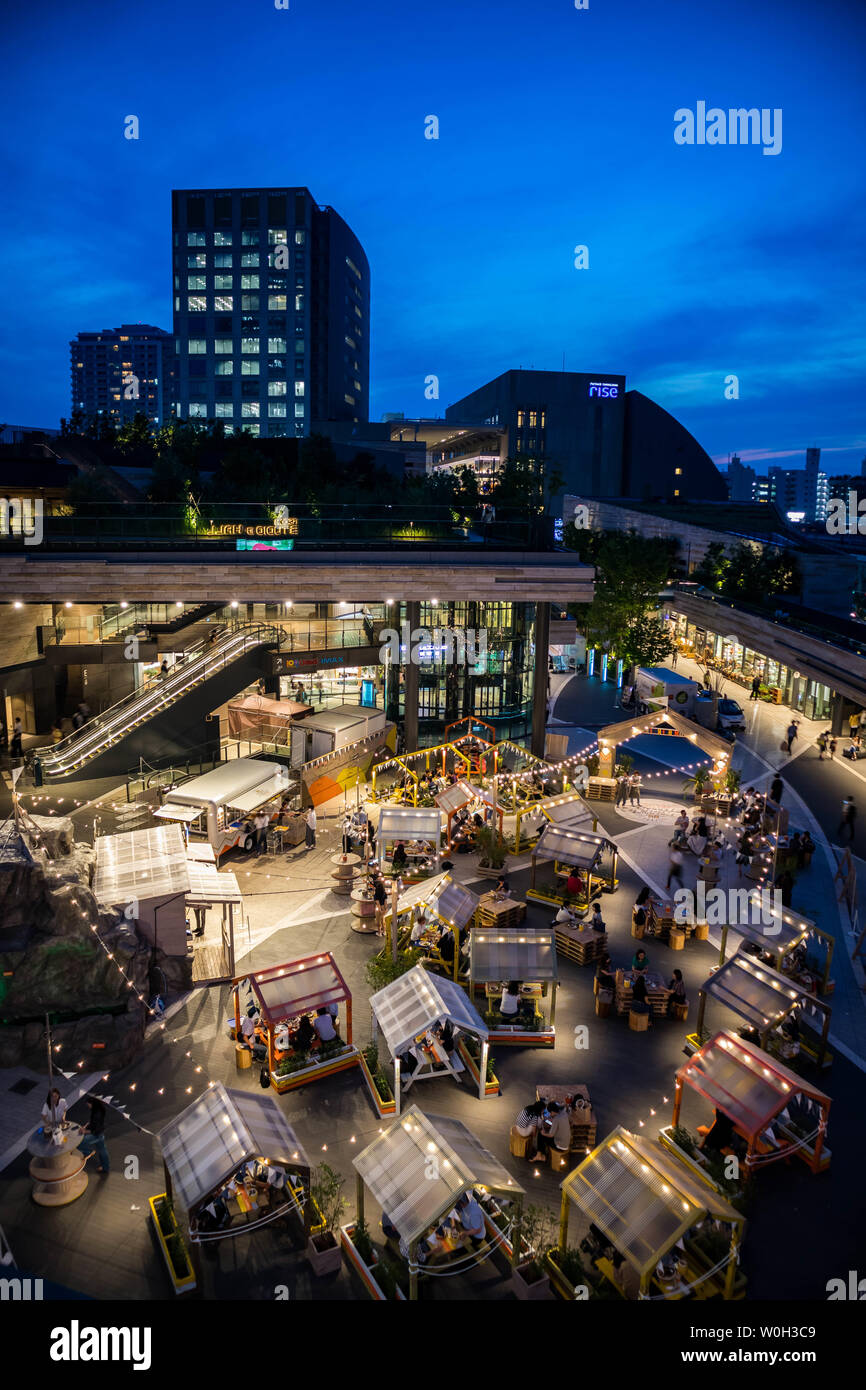 Outdoor restaurants at the terrace of the shopping mall. Blue Hour ...