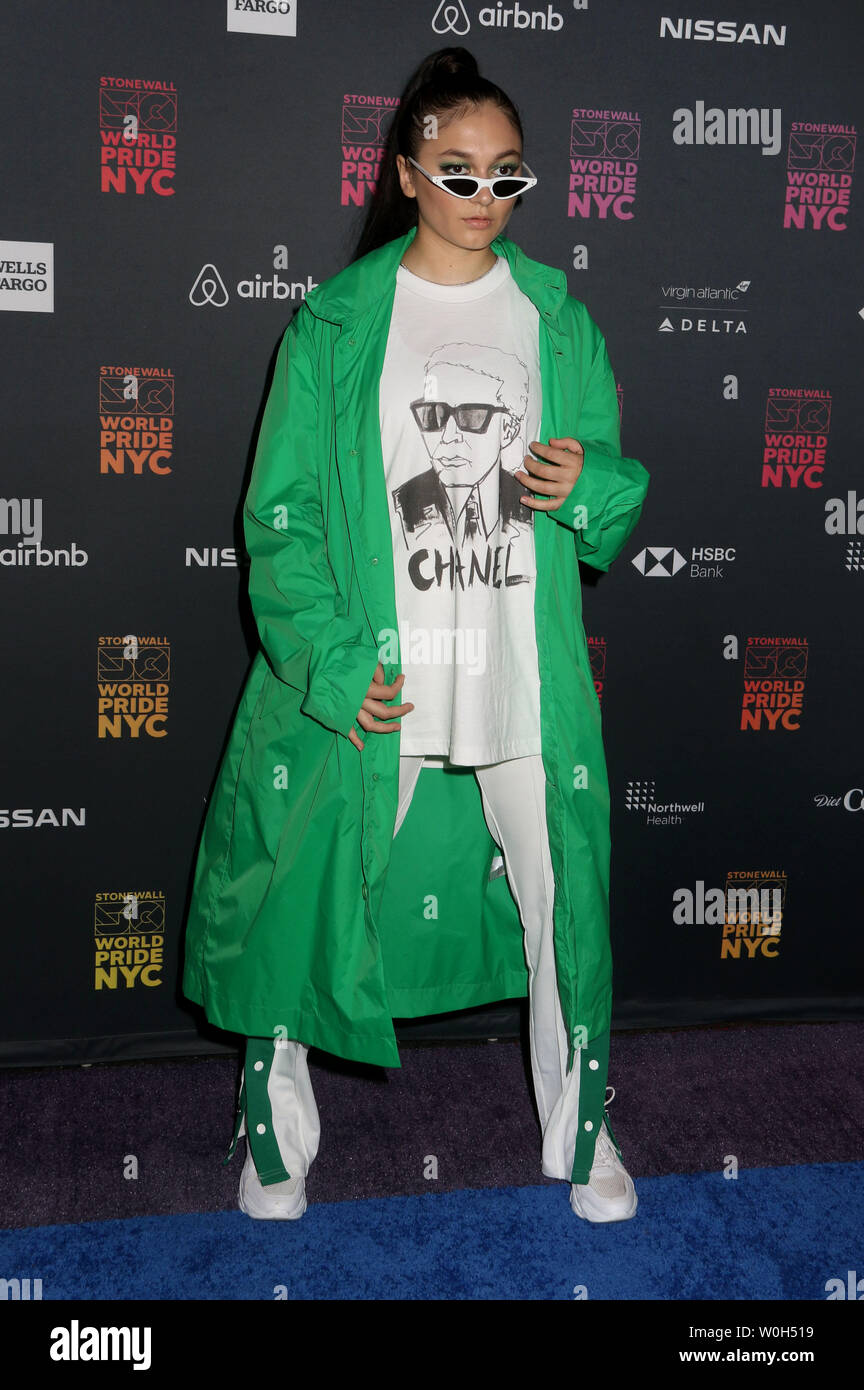 2019 singer opening ceremony of hi-res stock photography and images - Alamy