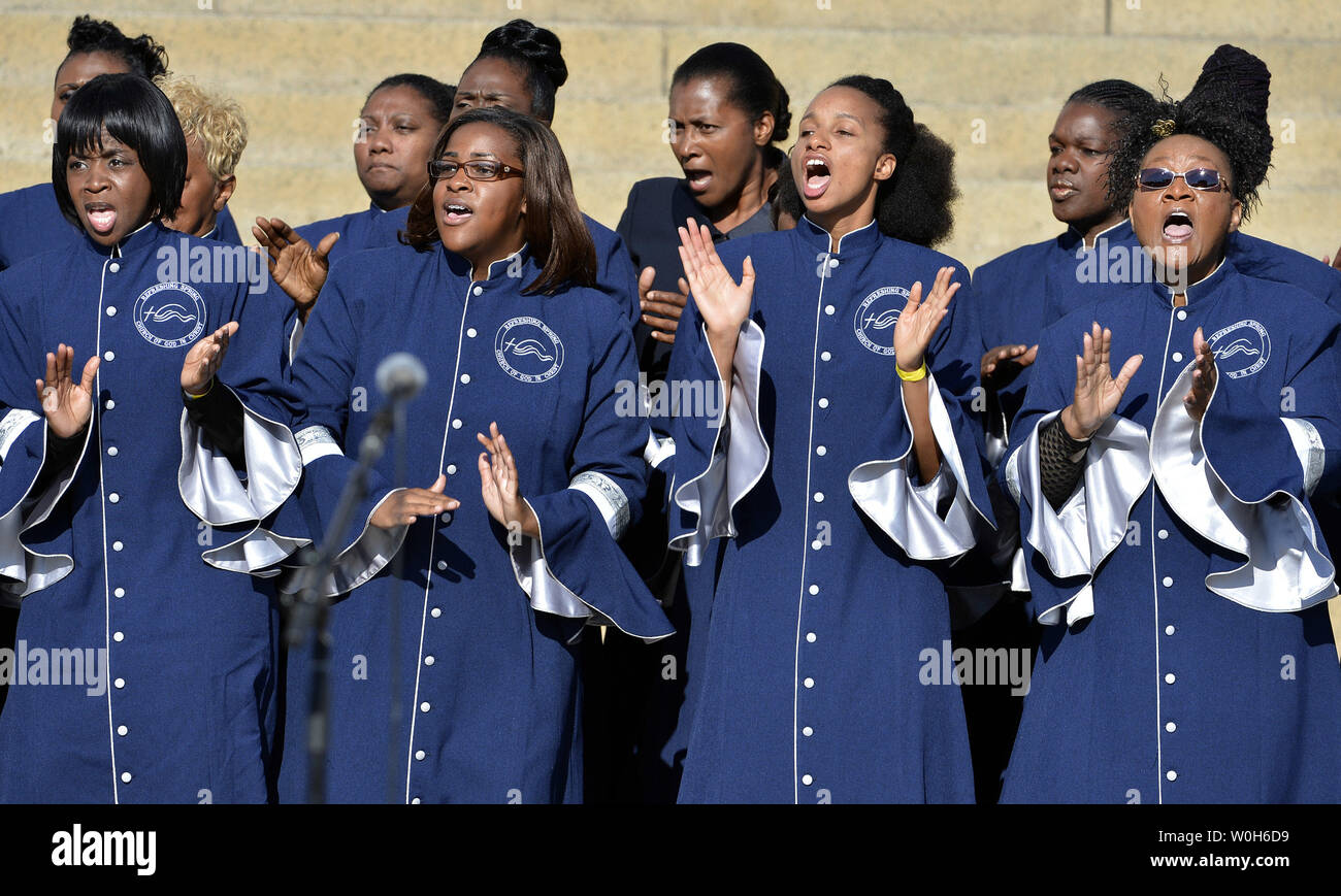 A church choir sings and claps in front of the Lincoln Memorial prior ...